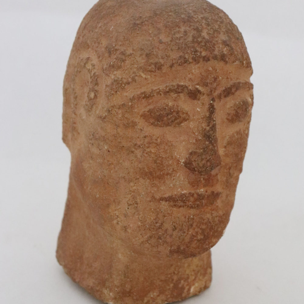 Tête en pierre représentant un visage d'homme, les traits ...