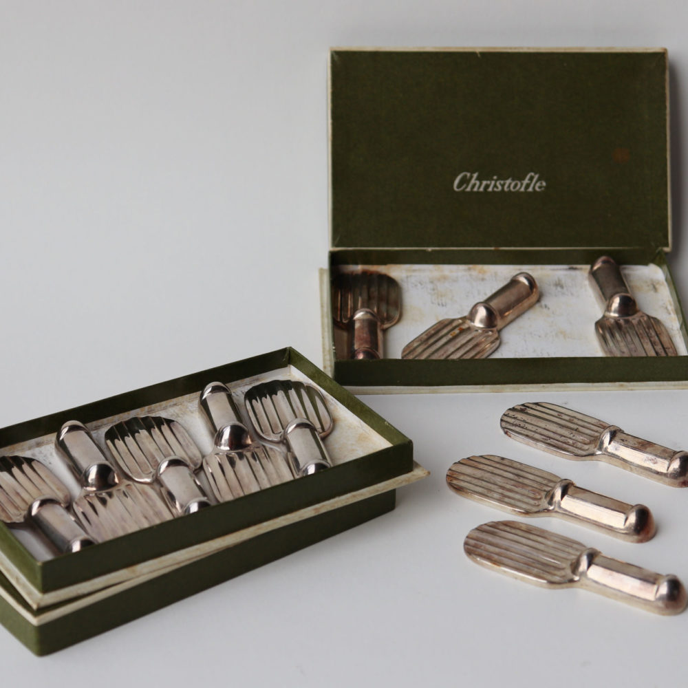 CHRISTOFLE Ensemble de 11 porte-couteaux en métal argenté. - Artpaugée