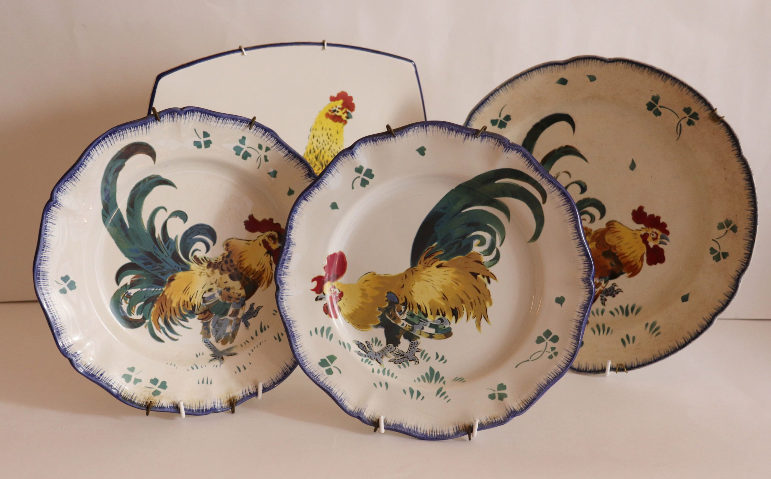 KG LUNÉVILLE Ensemble comprenant un plat rond, un plat de forme carrée ...