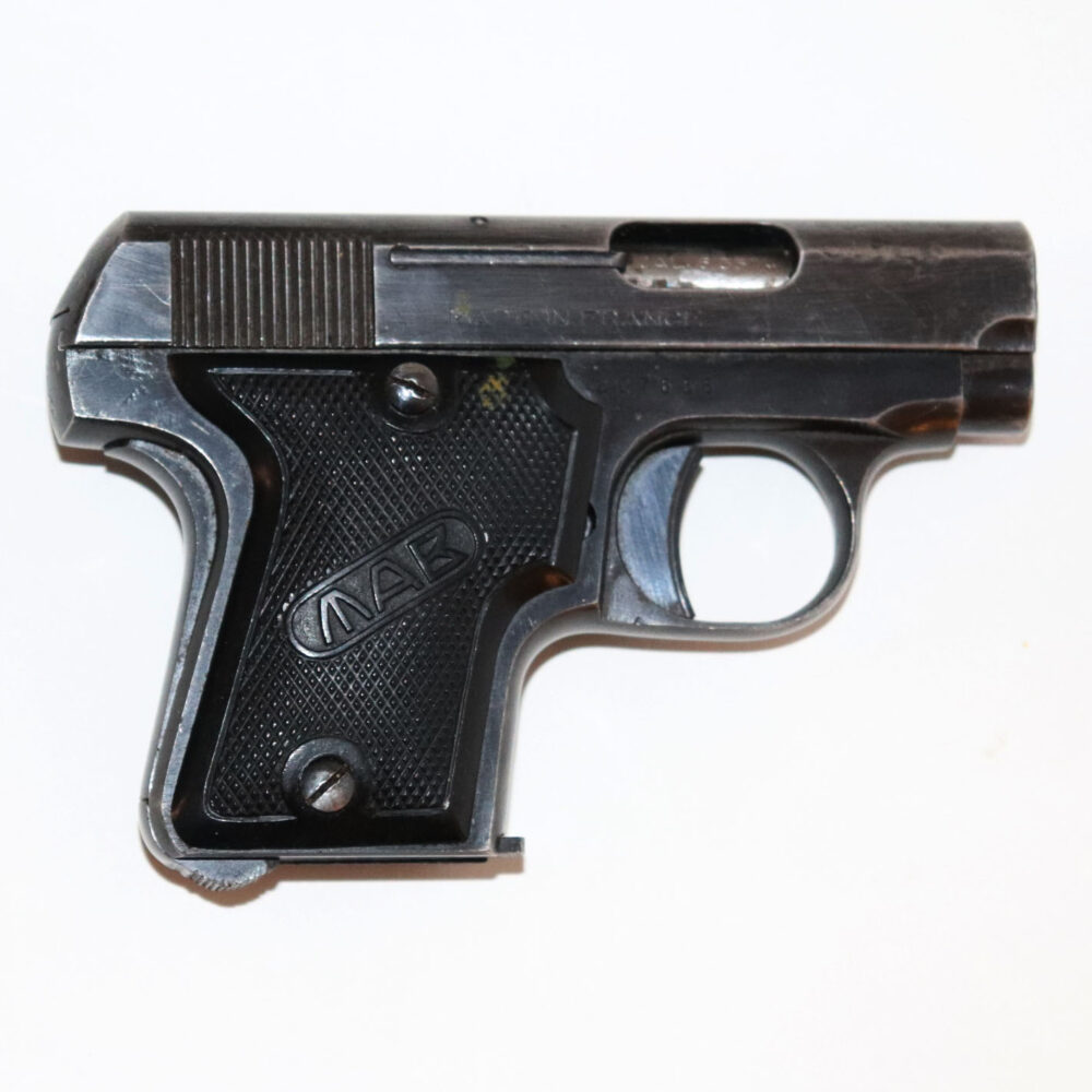 Pistolet MAB modèle « A calibre 6,35mm avec son chargeur, arme numéro ...