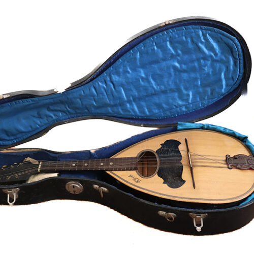 Mandoline italienne à fond plat. Signée Garelli. Dans son étui. - Artpaugée